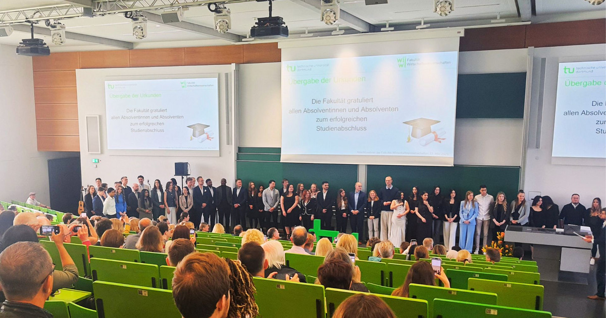 Department congratulates graduates! - WiWi - TU Dortmund